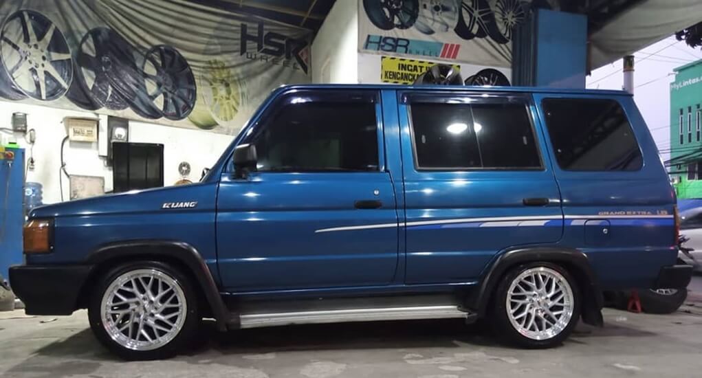 Inilah Daftar Mobil Era 90an yang Masih Mengaspal Sampai Sekarang