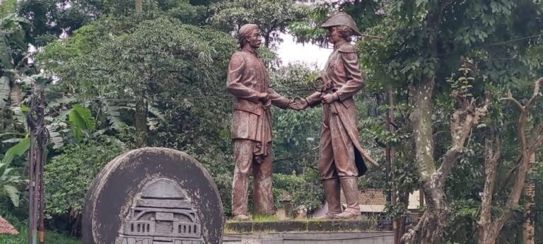 Berani Tampar Patung Daendels di Cadas Pangeran, Ini yang Bakal Terjadi
