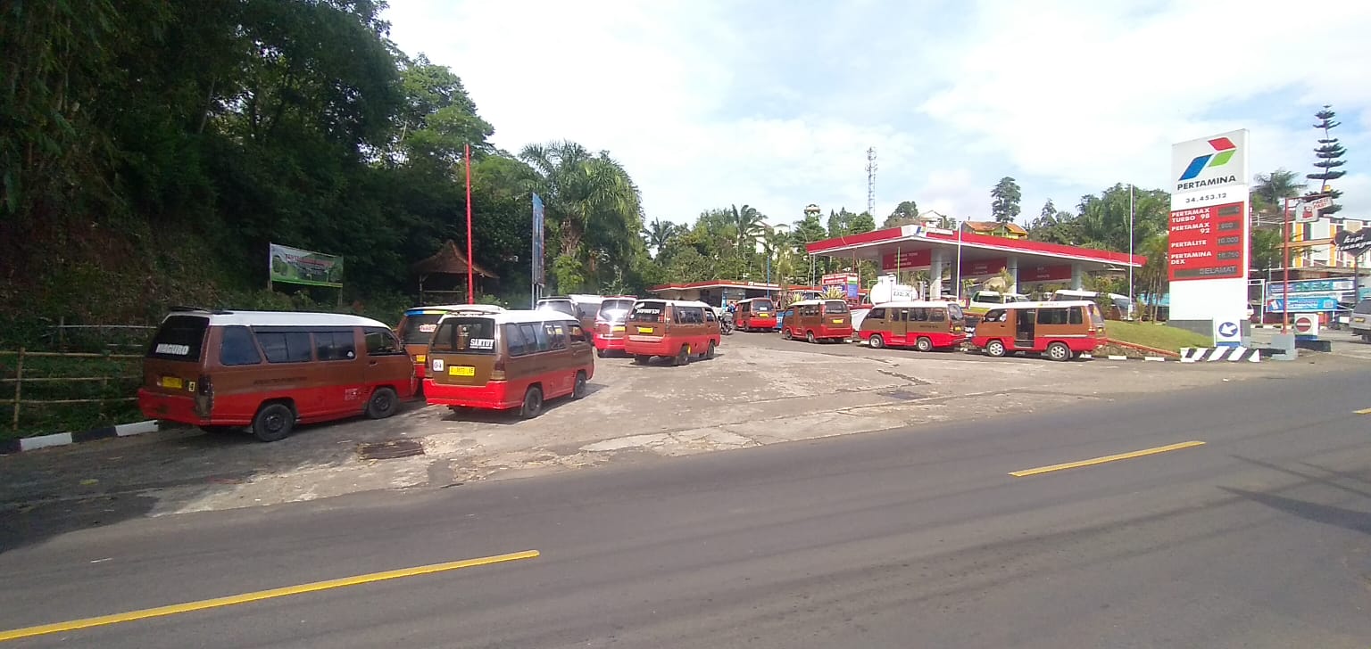 Demi Voucher BBM Gratis, Ratusan Angkot di Sumedang Antri di SPBU ...