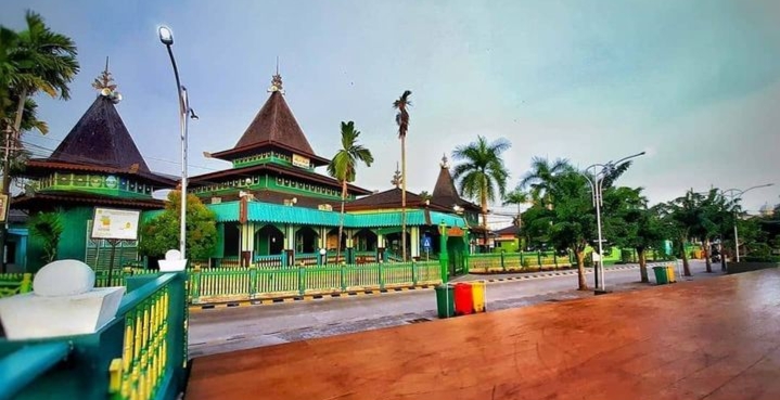 Explore Sejarah dan Keindahan Arsitektur Masjid Bersejarah Sultan ...