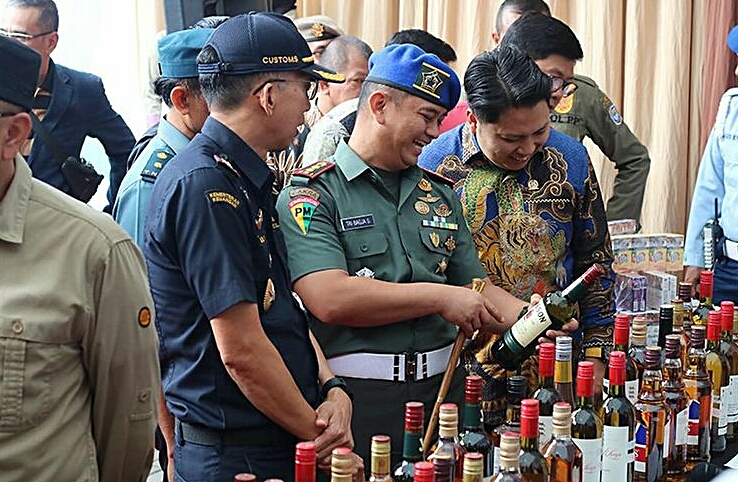 Rugikan Negara Rp2,4 Miliar, Bea Cukai Musnahkan Barang Ilegal di Bandung - Sumber : inisumedang ...