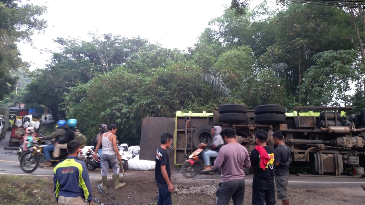 Dua Truk Terguling di Paseh Sumedang, Arus Lalu Lintas Cirebon-Bandung Buka Tutup - Sumber ...