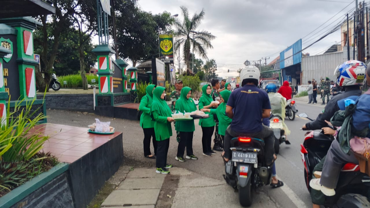 Jum’at Berkah, Prajurit TNI dan Ibu Persit di Tanjungsari Bagikan Takjil Gratis - Sumber ...